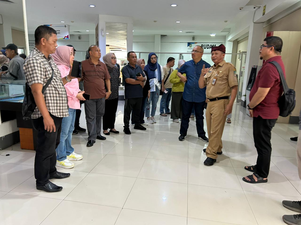 Pj. Wali Kota Dr. Drs. Hi. Asripan Nani, M.Si., Kunjungi Mall Pelayanan Publik Banyuwangi